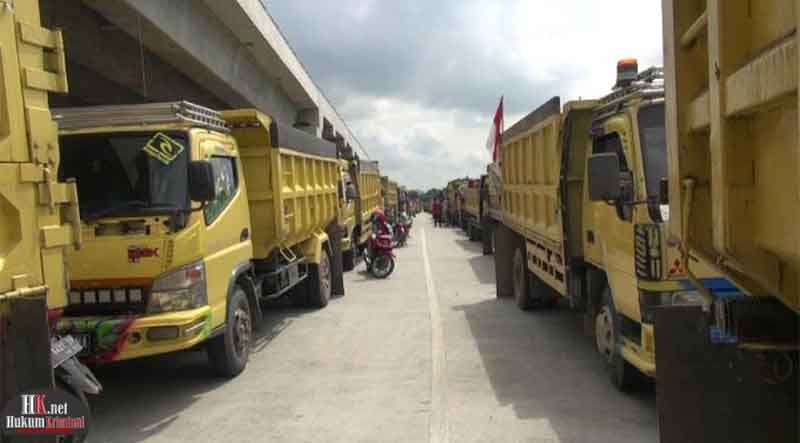 Aksi Unjuk Rasa Ratusan Sopir Truk, Kesulitan Dapat Solar di SPBU ... Aksi Unjuk Rasa Ratusan Sopir Truk, Kesulitan Dapat Solar di SPBU ...